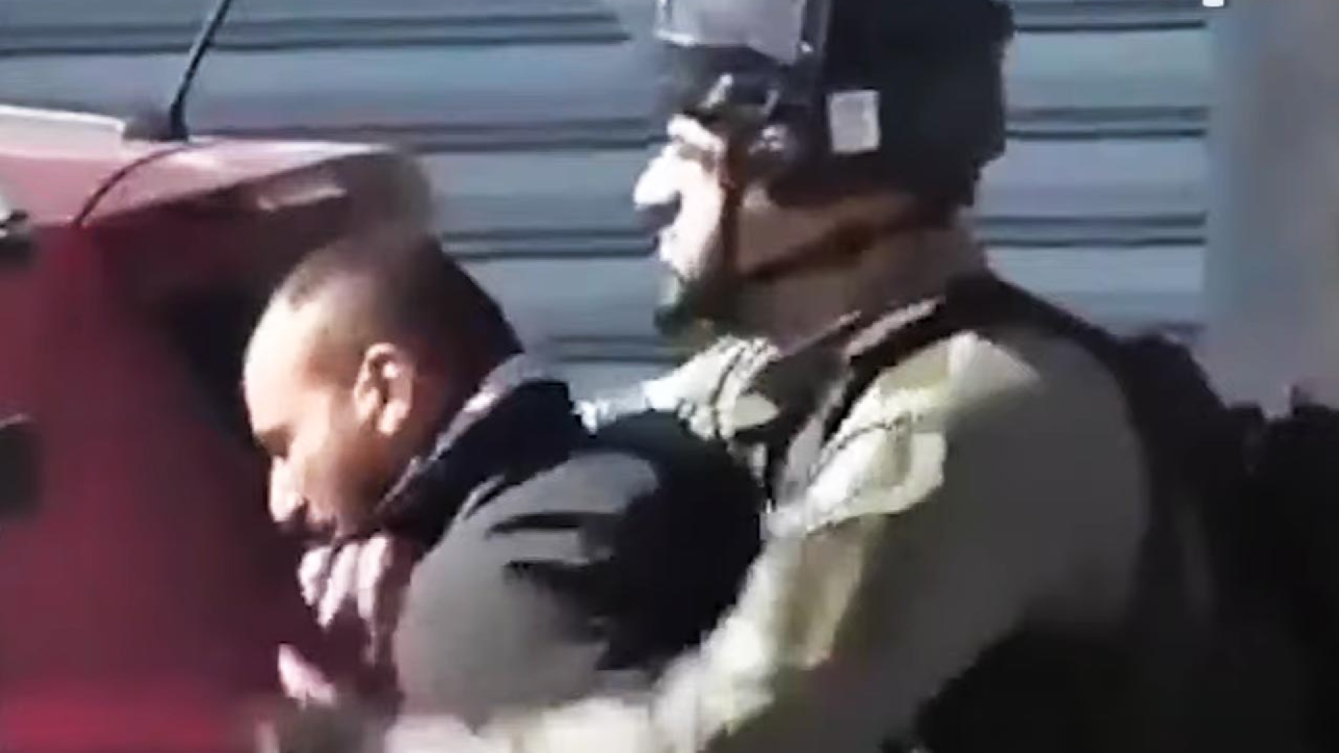Israeli Border Police officers violently attacking a photojournalist ...